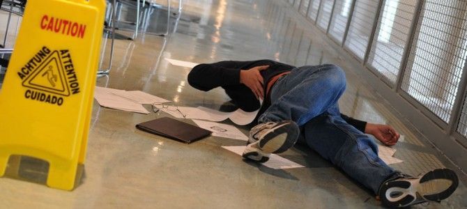 Las caídas por resbalar en suelos mojados y secos son un gran problema ...